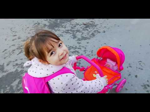 Elis bebek arabasıyla bebişini parka götürüyor | Çocuk videosu | For kids video | Qweniedolls |