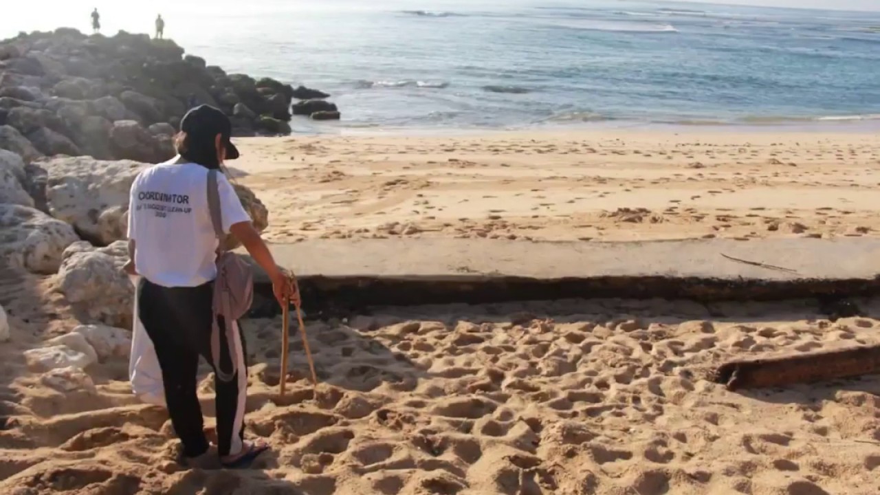 Bali's Biggest Beach Clean-Up - YouTube