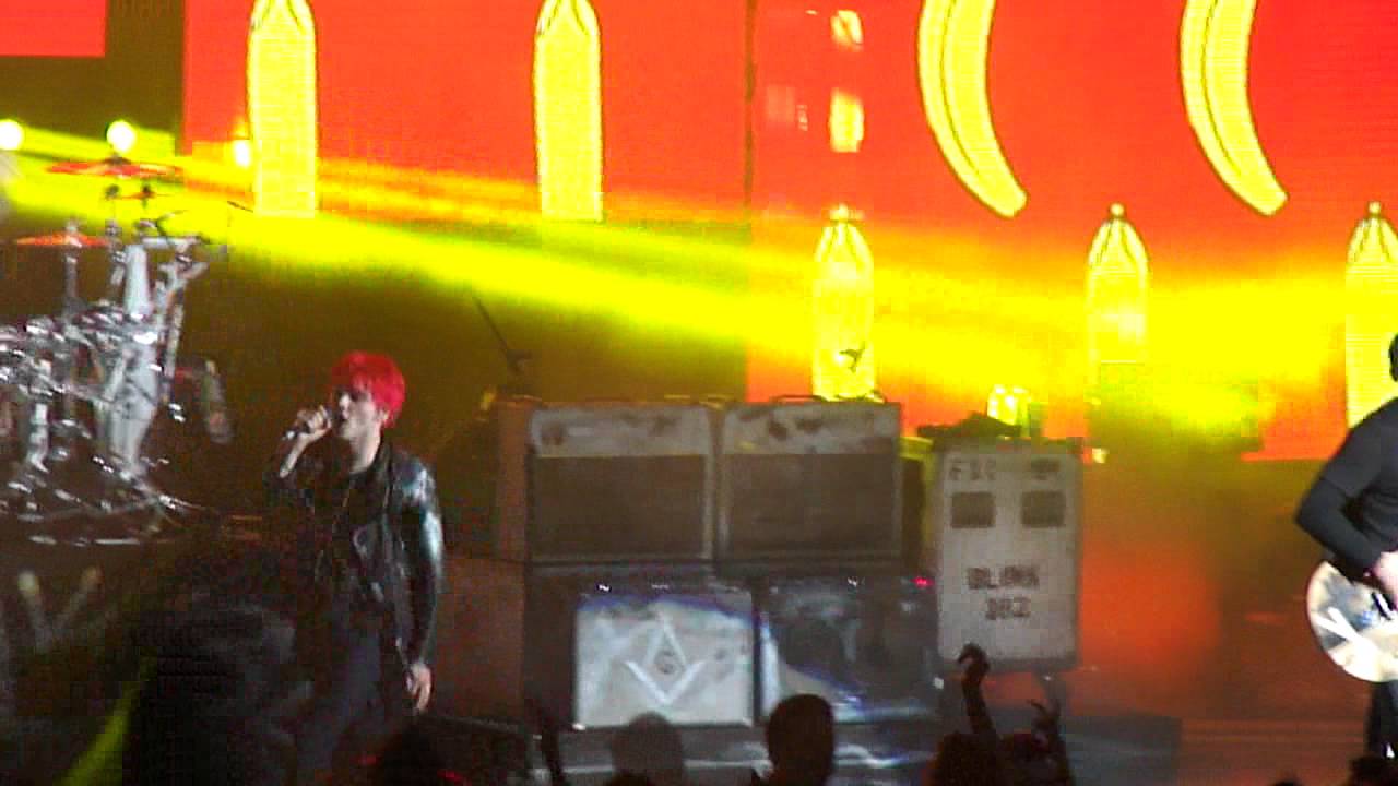 Gerard Way Singing "First Date" with Blink 182 9/11/11 Detroit - YouTube