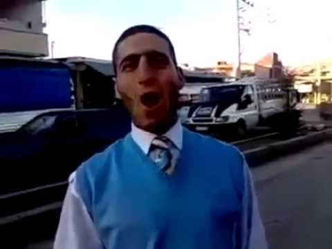 ağzıyla polis sireni sesi çıkaran adam