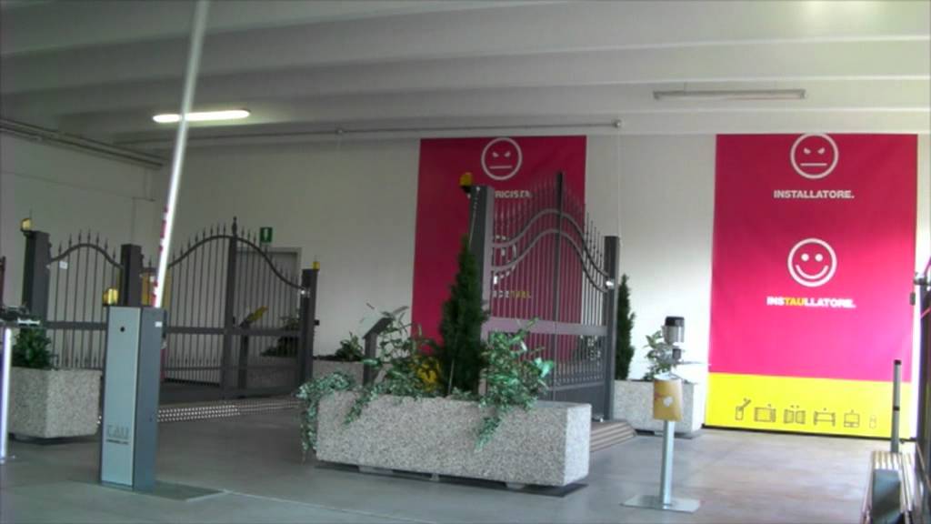 TAU AUTOMATIC VEHICLE BARRIER @ THE ELECTRIC GATE STORE LTD - YouTube