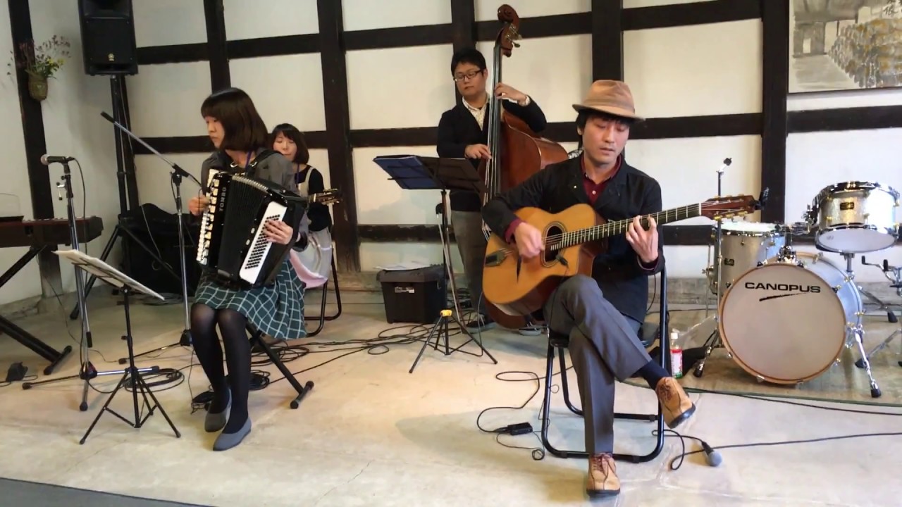 Menilmontant - Gypsy Jazz Chanson - Guitar Sax Accordion - YouTube