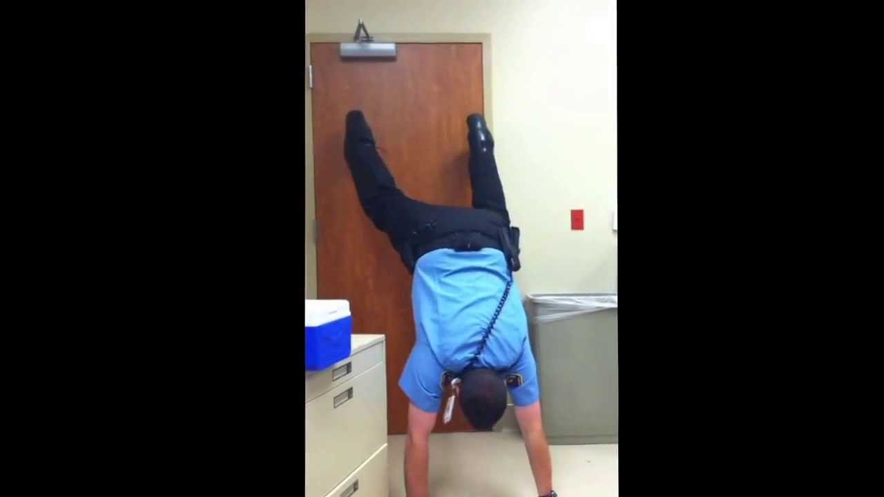 Failed Security Guard TWERK attempt - YouTube