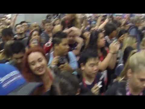 SDCC walking Dead Crowd- trying to get close enough to get some video ...