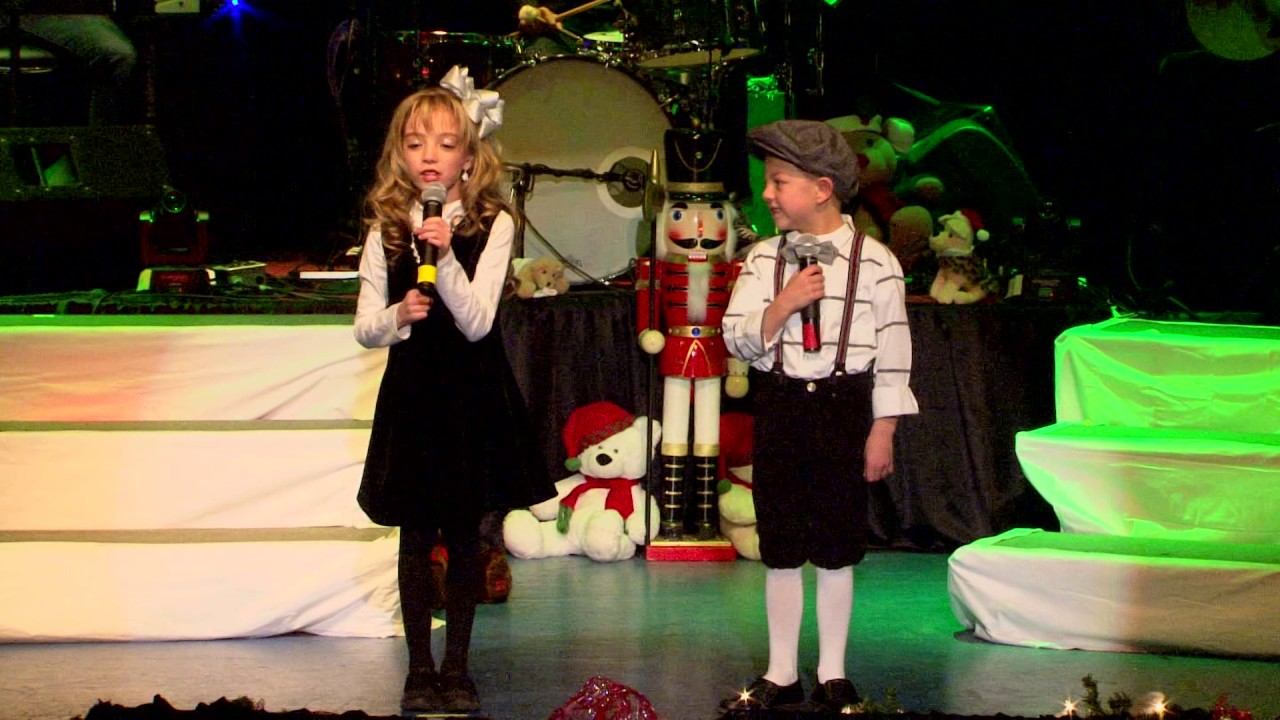 Lexi Edwards & Cooper Loftin singing When Christmas Comes to Town 12/19 ...