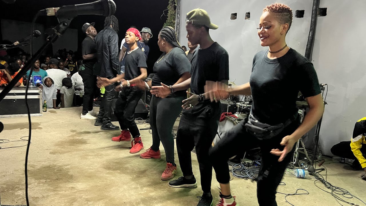 Fans get wild at Baba Harare show live at Dema growth point - YouTube