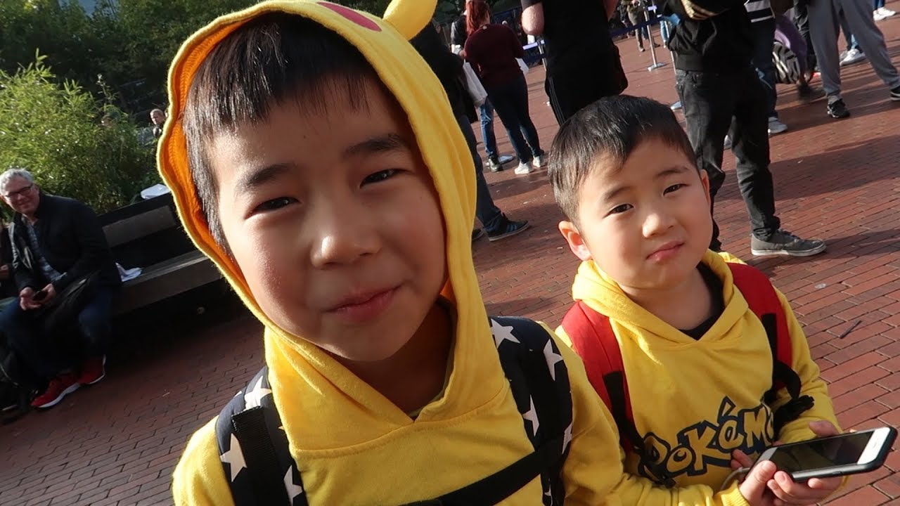 CUTE JAPANESE PIKACHU KIDS PLAYING POKEMON GO! - YouTube