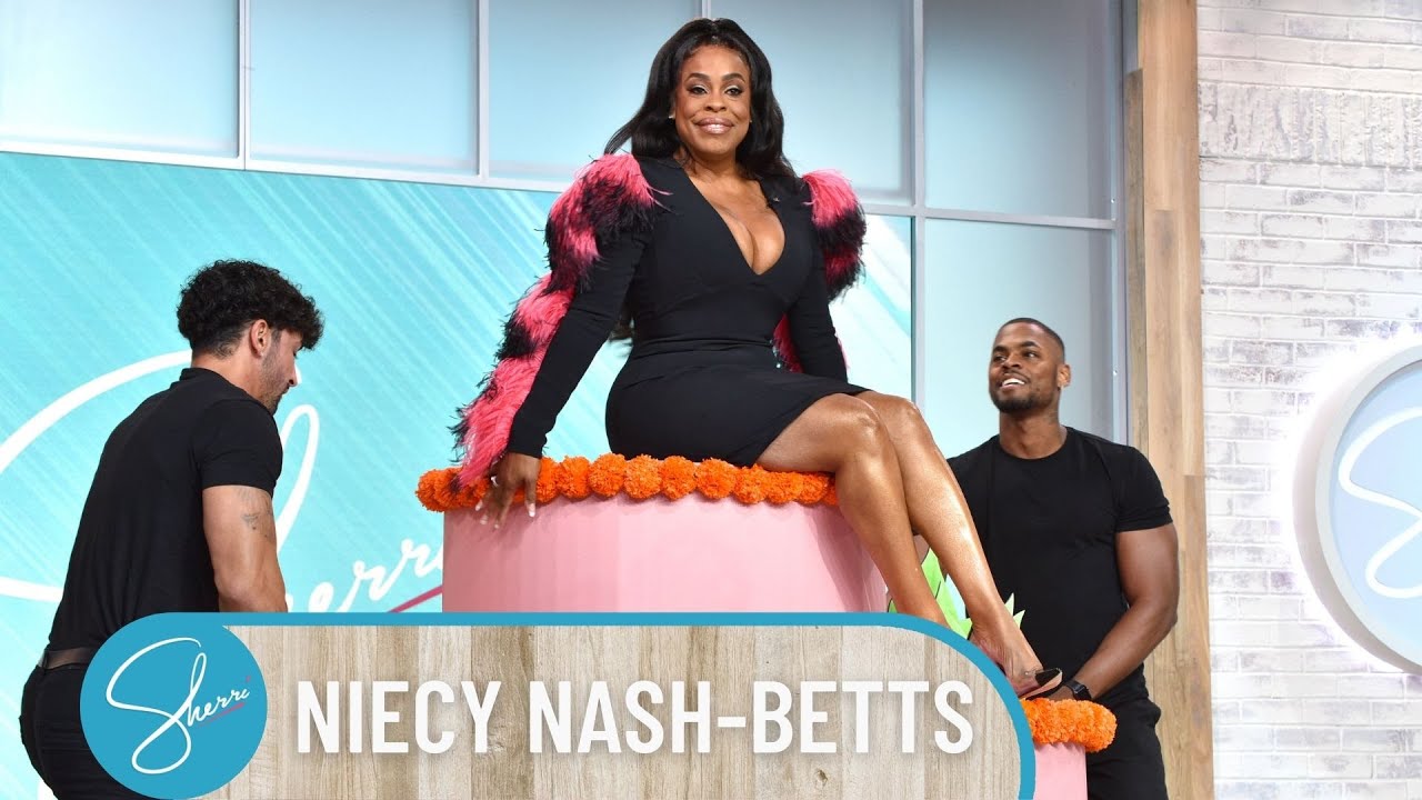Niecy Nash-Betts Epic Entrance - YouTube