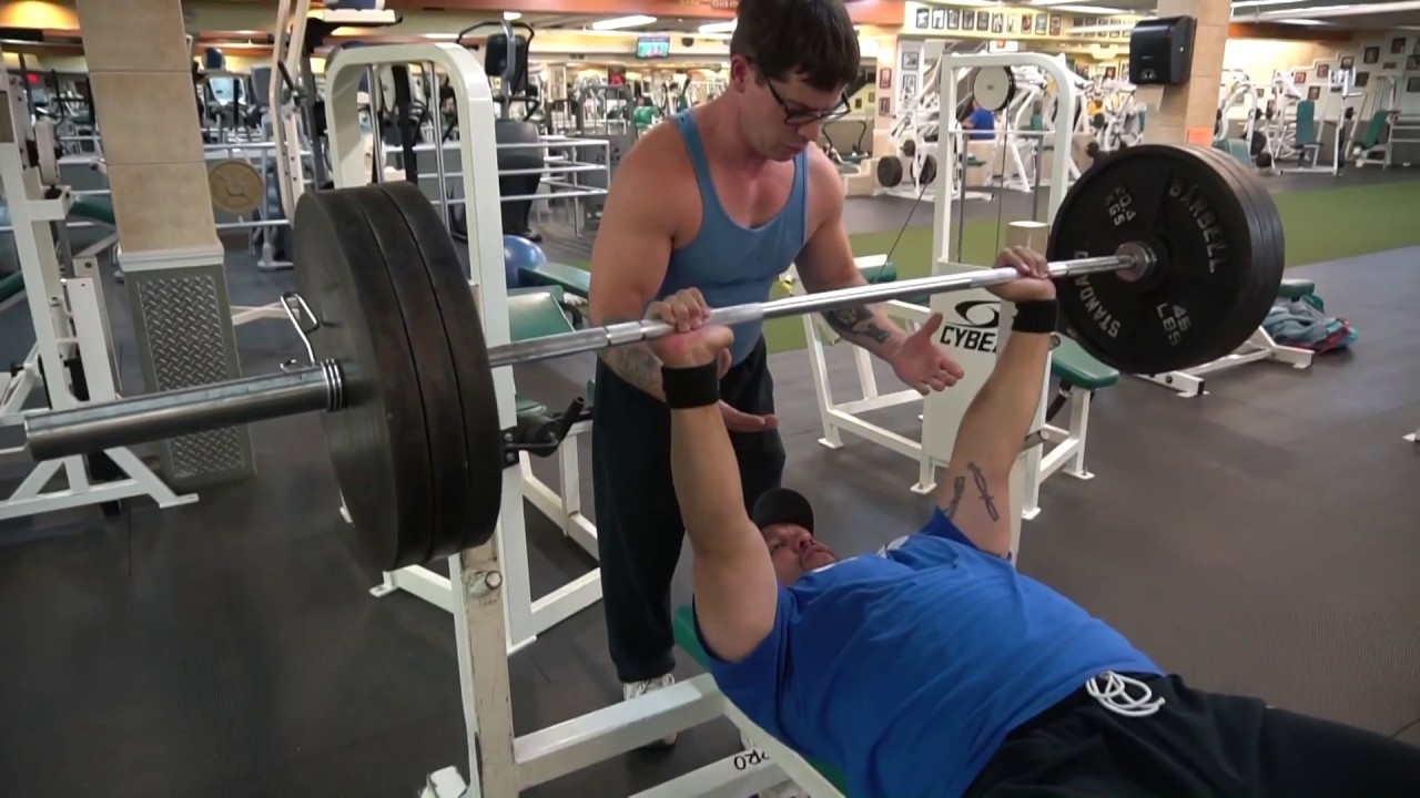 bench pressing at club fitness - YouTube
