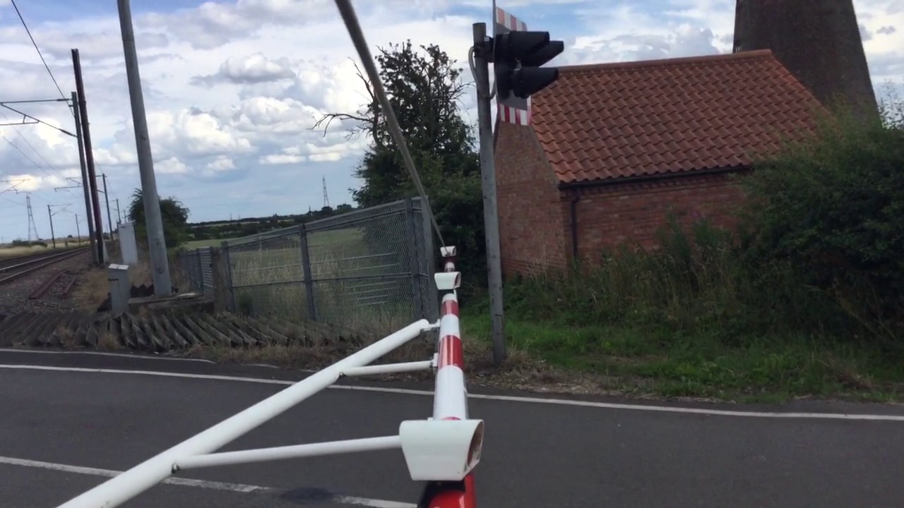 Egmanton Level Crossing (Notts) Sunday 09.07.2017 - YouTube