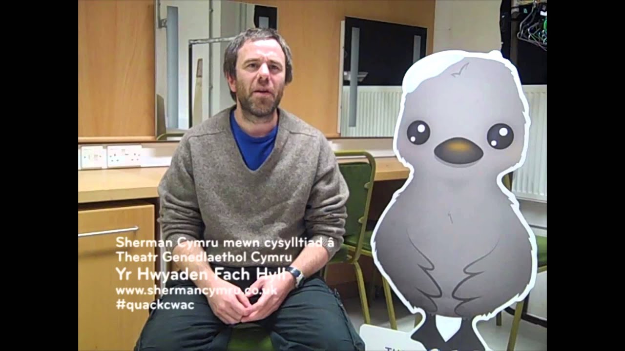 Yr Hwyaden Fach Hyll - Iwan Charles - YouTube