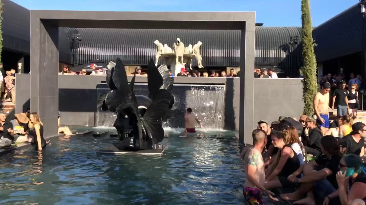 La piscine de l'espace VIP - Hellfest 2017 - YouTube