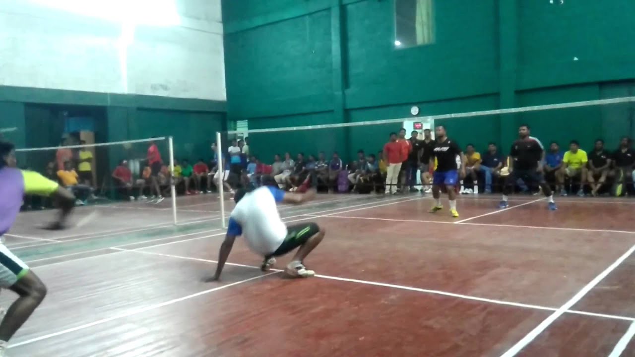 007 James playing a Bullet backhand in a Shuttle badminton match - YouTube