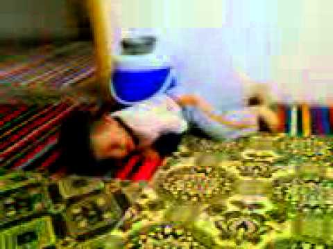 Gülme krizine giren çocuk