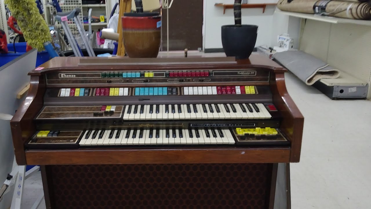 ORGAN PLAYER AT CENTENNIAL ARC THRIFT STORES - YouTube