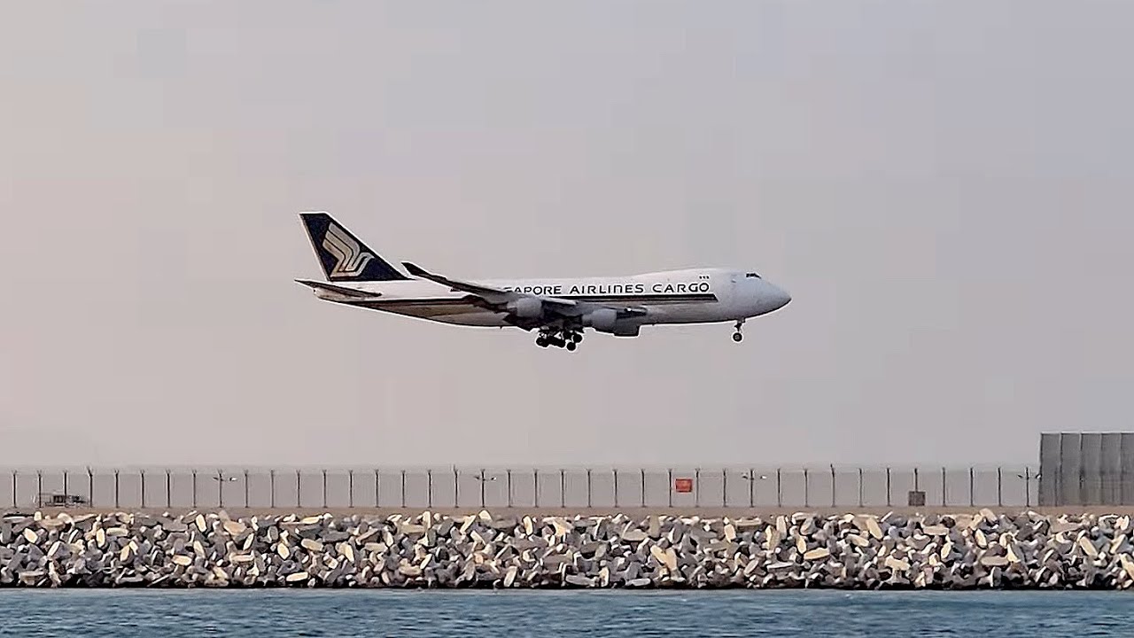 [Singapore Airlines / SQ] Boeing 747-400F 降落香港機場新建第三跑道(07L) - YouTube