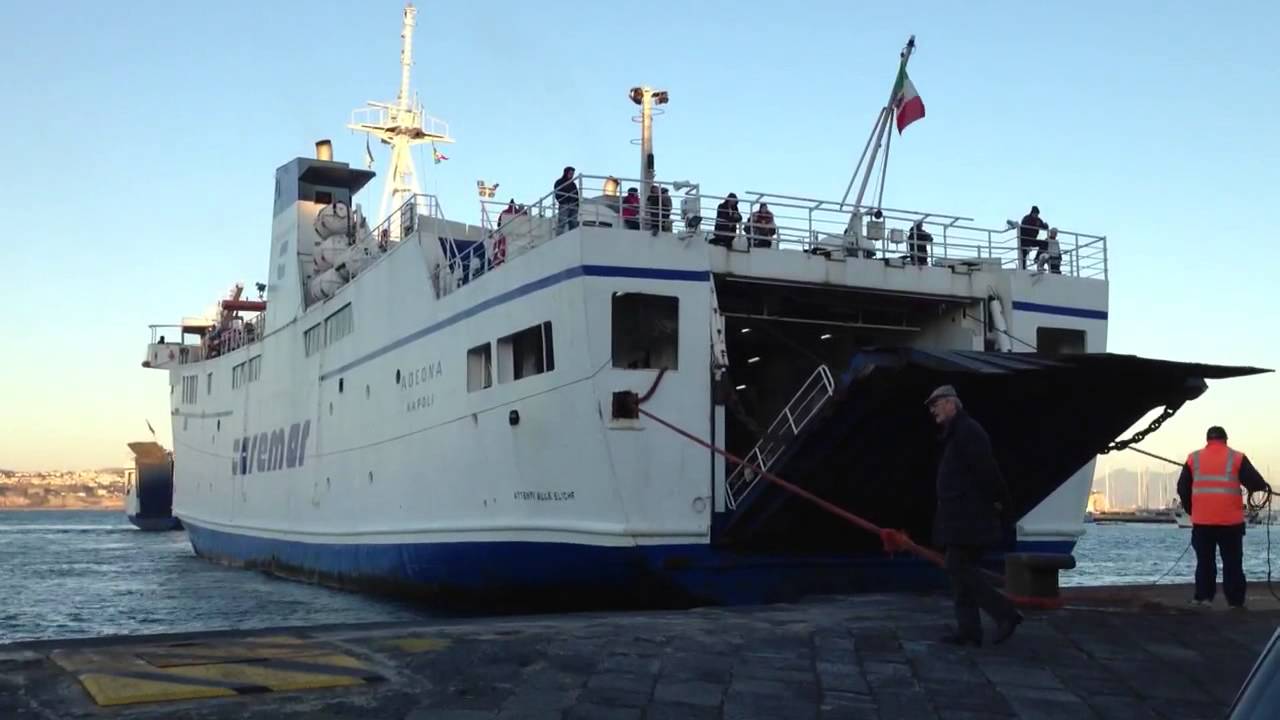 Attracco nave Caremar a Procida - YouTube