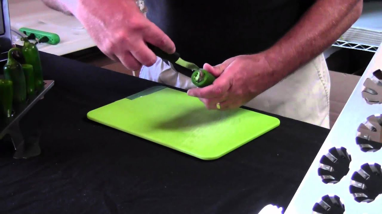 How to Core a Jalapeno Pepper - YouTube