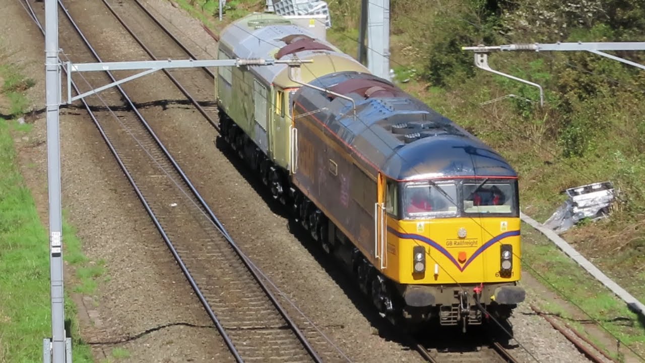 UK: GBRf Class 69s 69001 & 69005 (in undercoat) pass Reading West ...