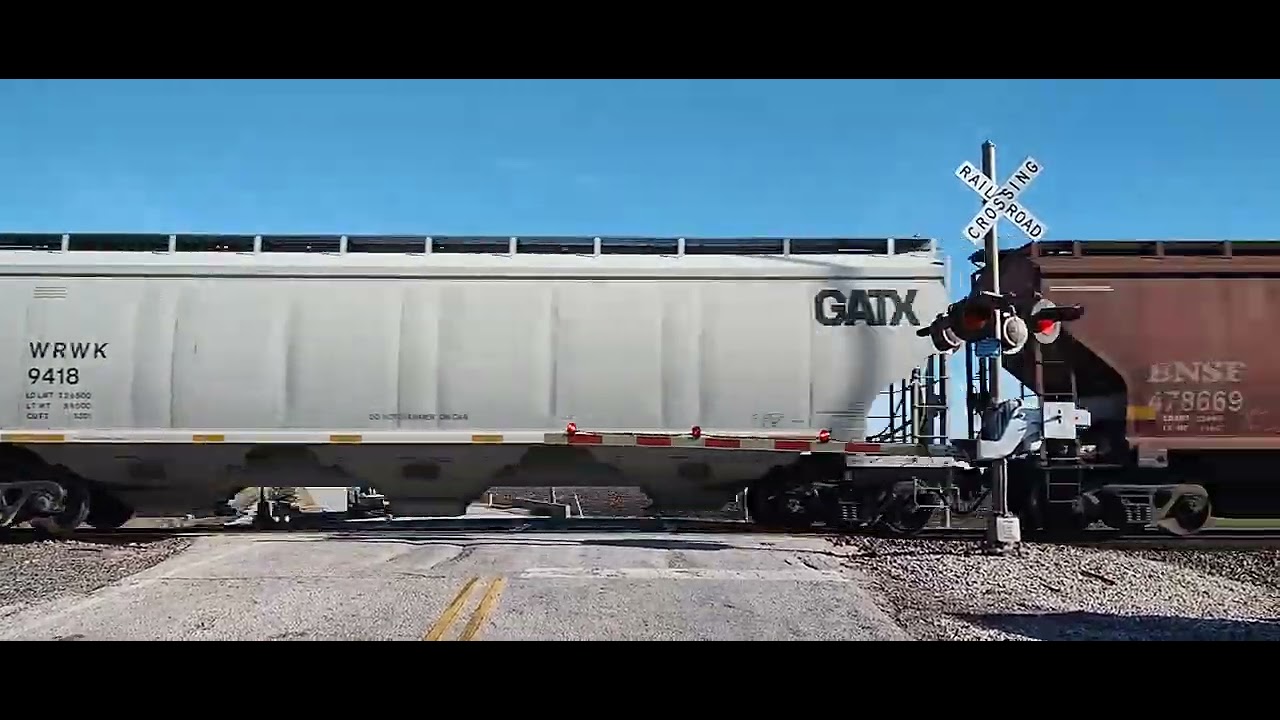 BNSF 5200 leads Northbound empty grain train - YouTube