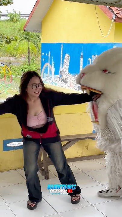 Cewe cantik di gigit can macanan bapaknya marah bawah pedang - YouTube