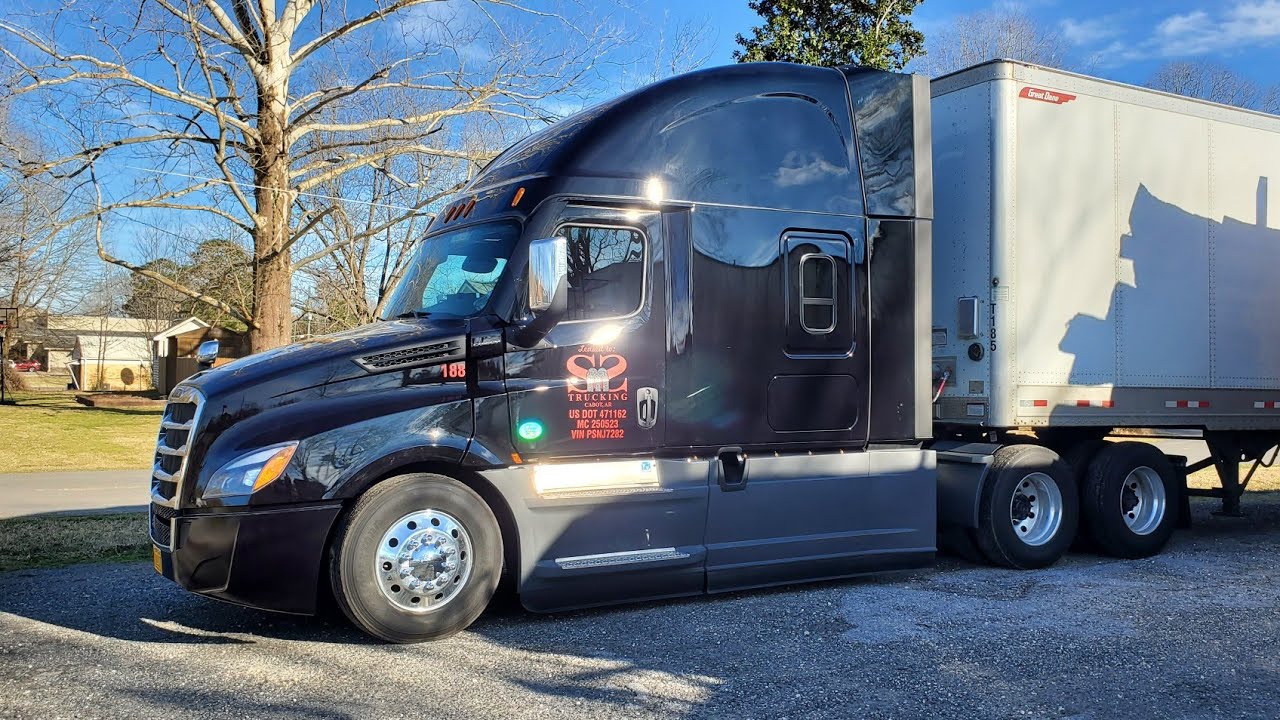 2022 Freightliner Cascadia with Drivers lounge. - YouTube