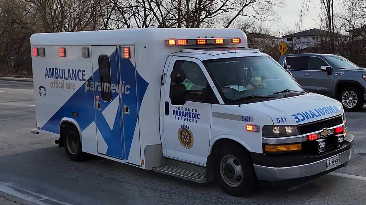 Toronto Paramedics Critical Care Ambulance Responding - YouTube