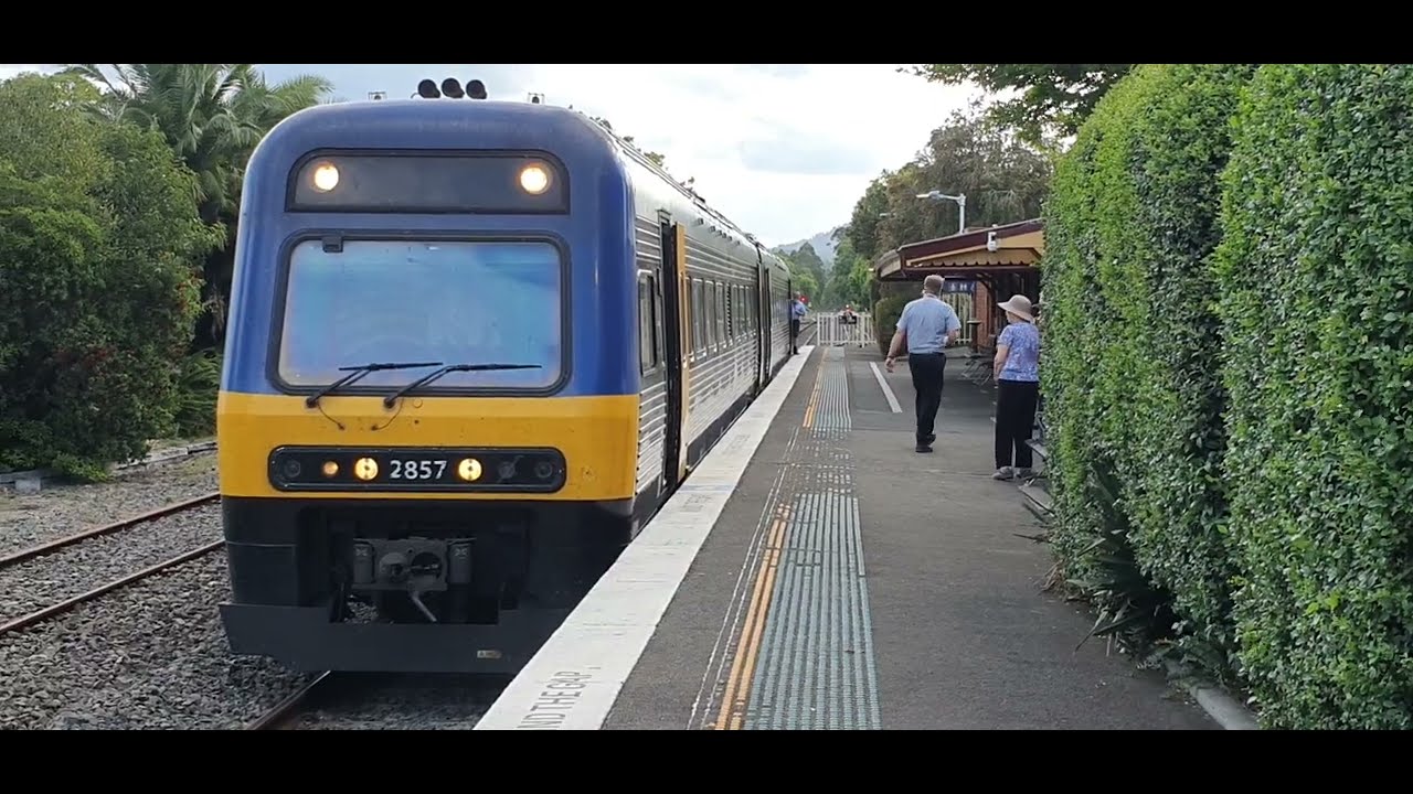 Endeavour set N7 - arriving and departing Berry station - YouTube