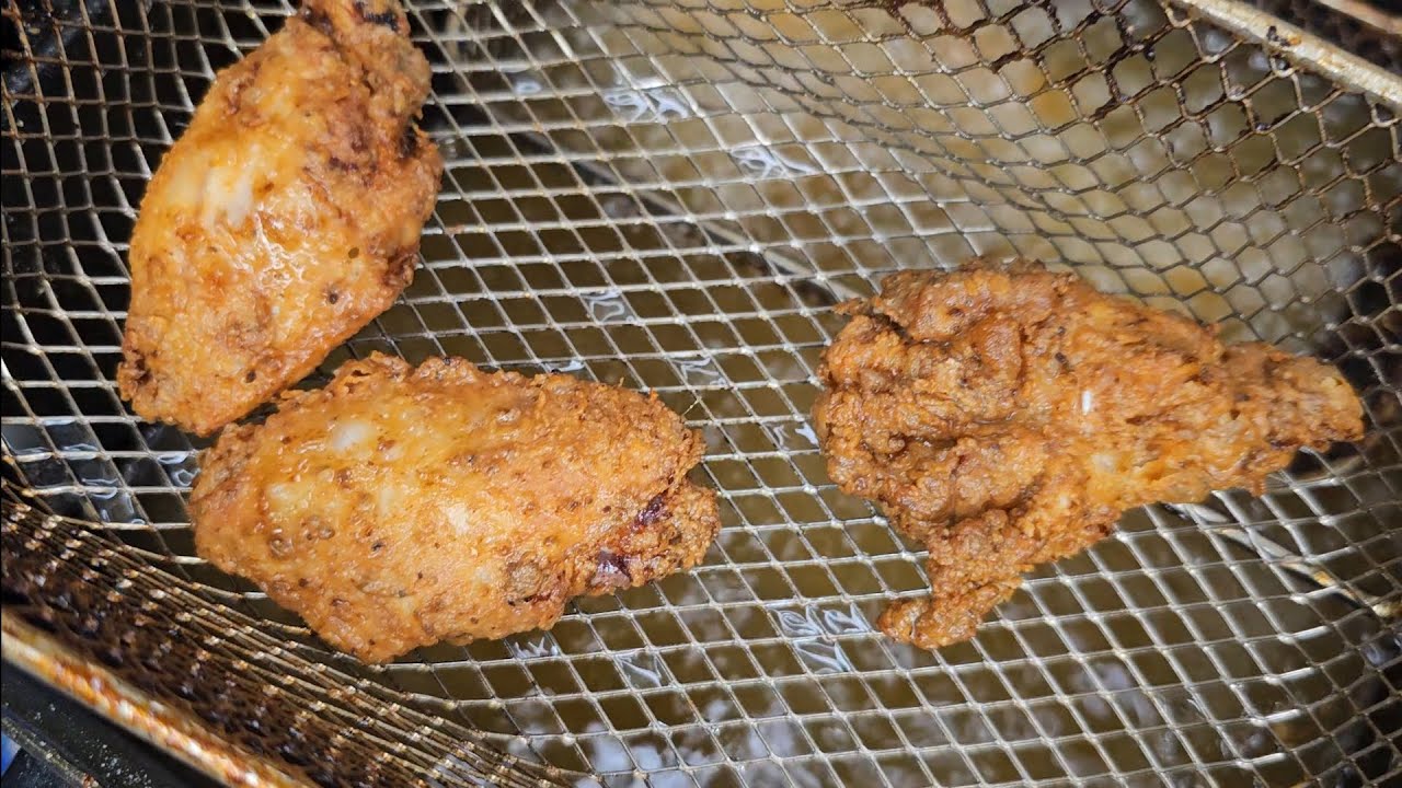 Frying Some Chicken Wingz - YouTube