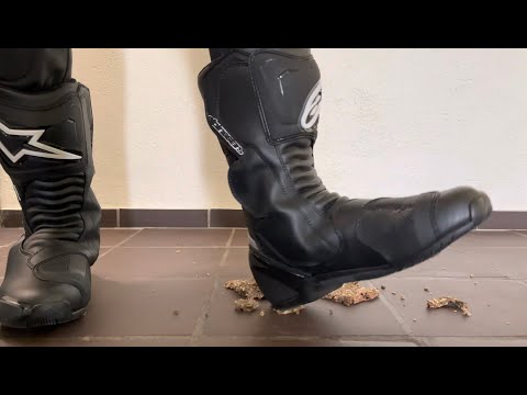 ALPINESTARS SMX-6 trample a piece of bread