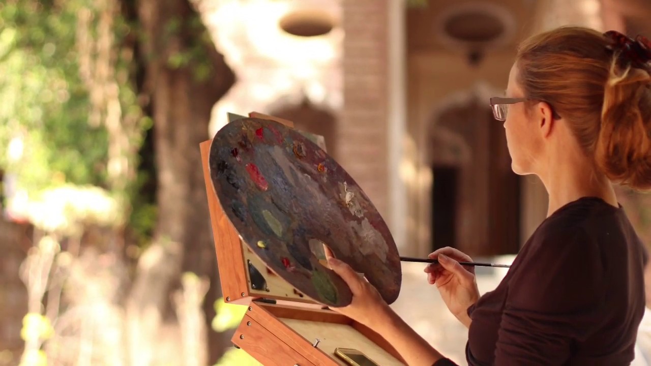 A day in the life of painter Lotta Teale - YouTube