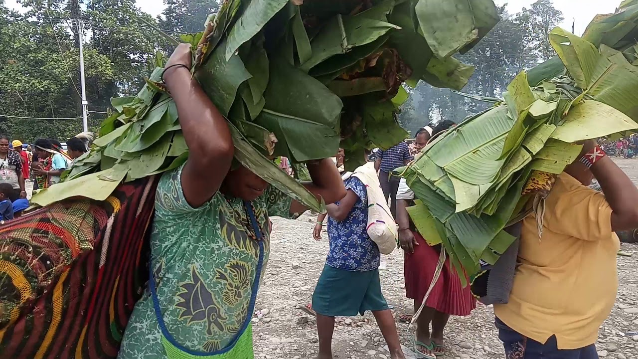 Bakar Batu di Mile 32 Timika - YouTube