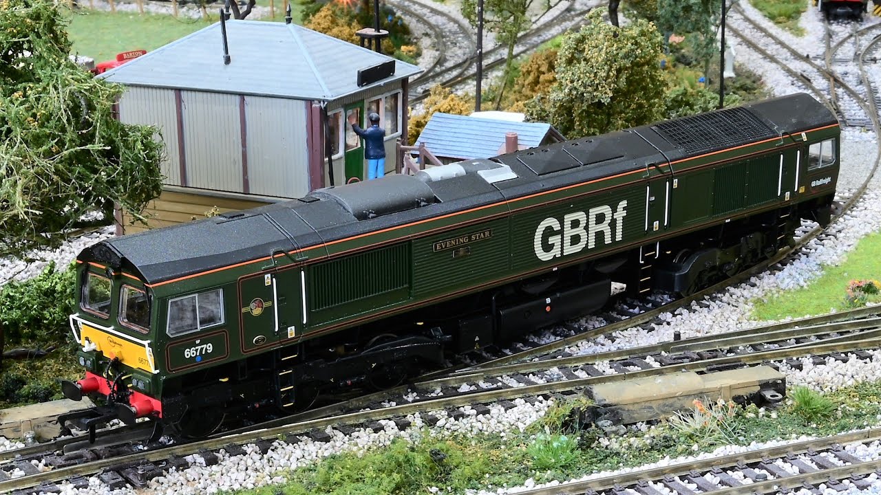 Class 66 "Evening Star" 66779 pulling a track maintenance train : 4K ...