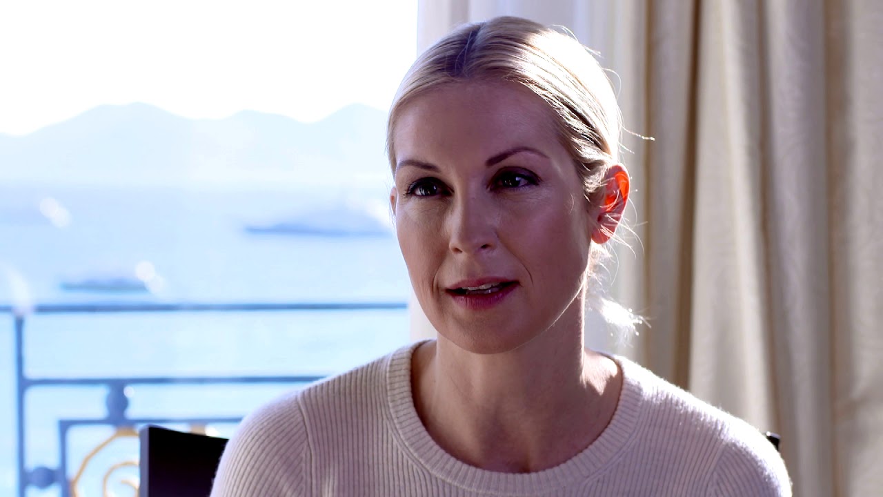 the essentials: Kelly Rutherford - YouTube