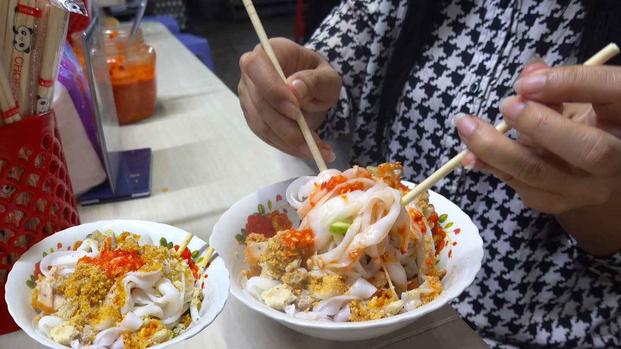 Banh Sung For Breakfast - $1 for a bowl - Phnom Penh Street Food - YouTube
