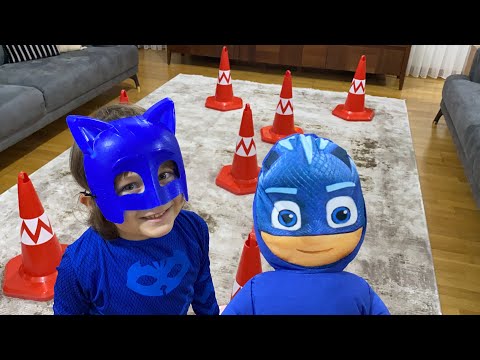 Fatih Selim pijamaskeliler kedi çocuk kostümü giydi.iki tane kedi çocuk maskesi var