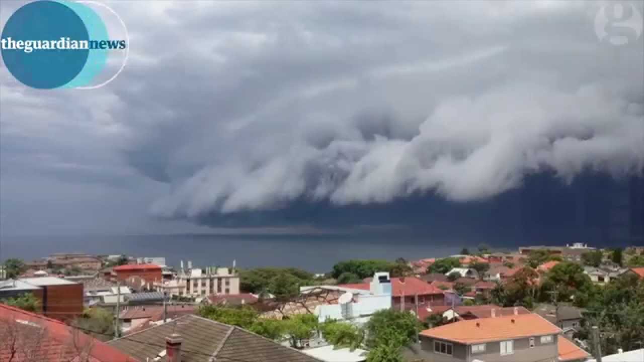 'Cloud tsunami' rolls in over Sydney - YouTube