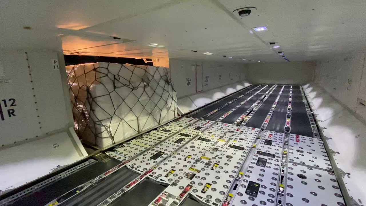Inside the belly of a Dreamliner Aircraft - YouTube