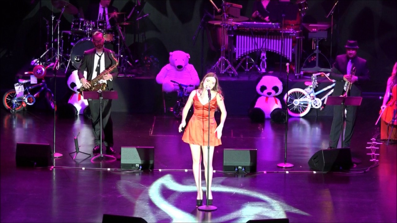 Noel Christina sings Merry Christmas Baby - YouTube