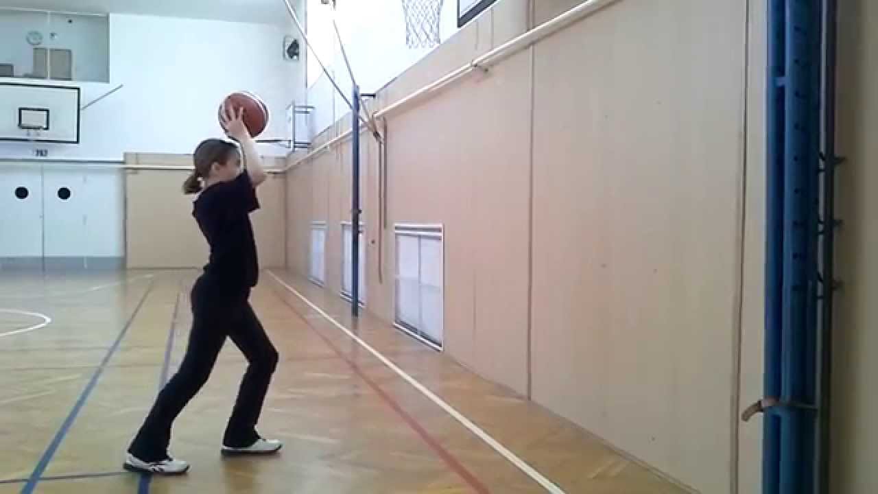 Overhead Pass (www.BasketballDrills.cz) - YouTube
