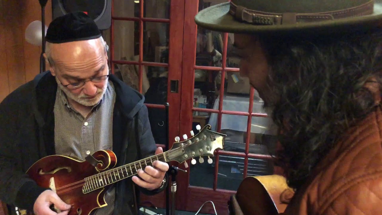 Andy Statman taking a look at my mandolin - YouTube