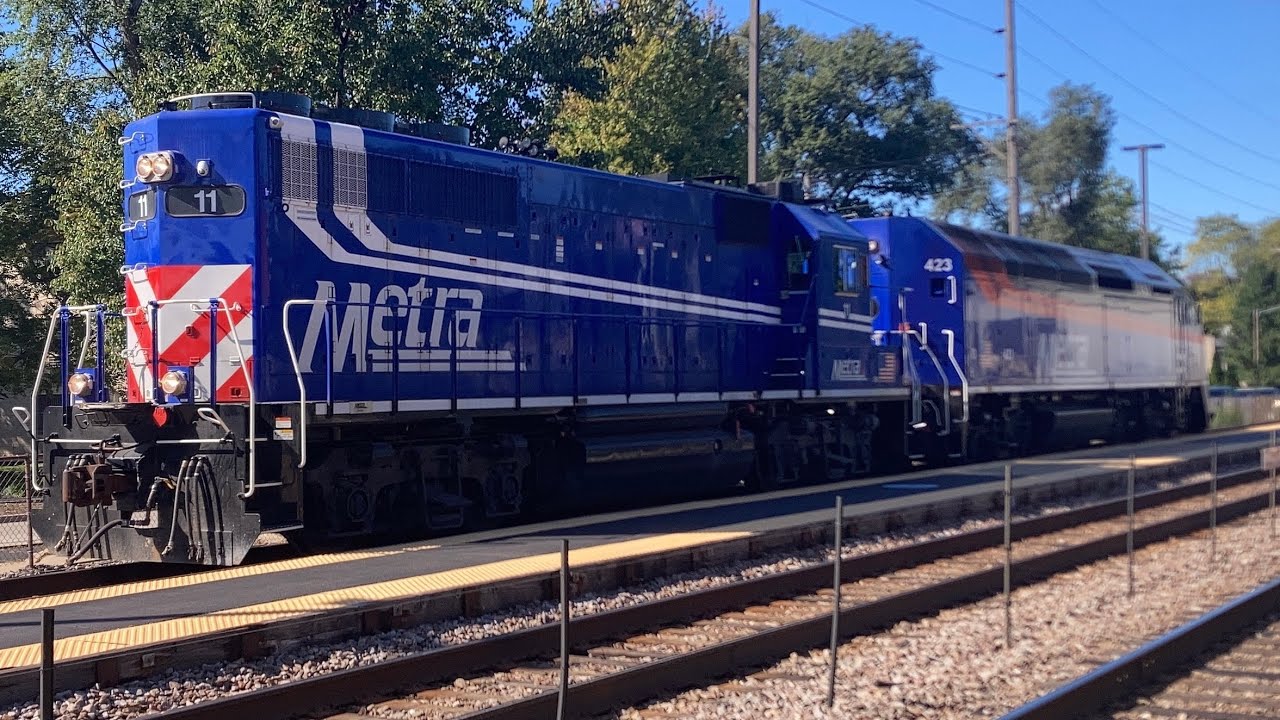 Metra 11 pulling Metra 423 at River Grove Illinois - YouTube
