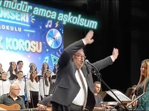 Sesi Barış Manço'ya benzetilen müdür, öğrencileriyle 90'lar konserinde unutulmaz gece yaşattı