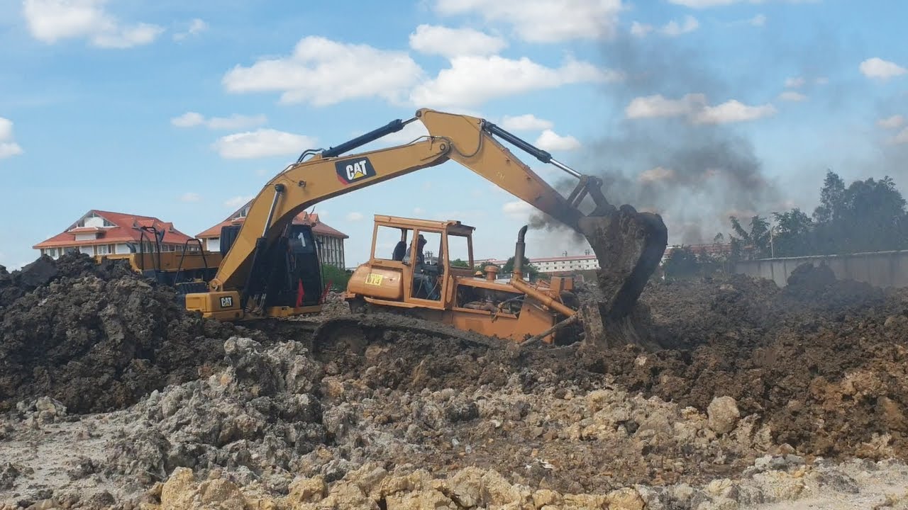 Extremely Big Bulldozer KOMATSU Recovery by excavator CAT320D Bulldozer ...