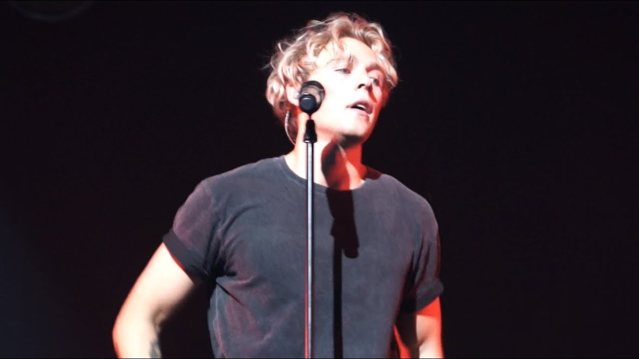 christopher - Twerk it like Miley @live concert in seoul, south korea ...