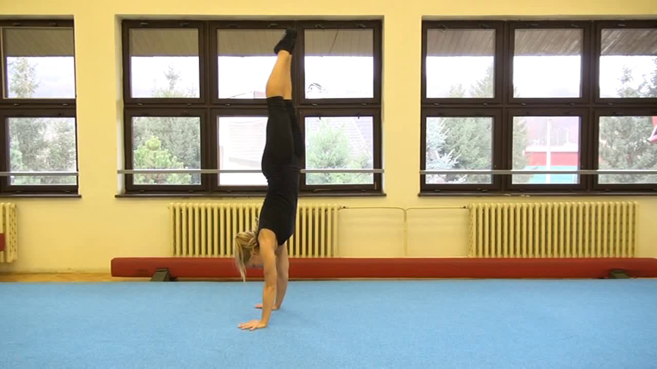 Stojka na rukach - YouTube