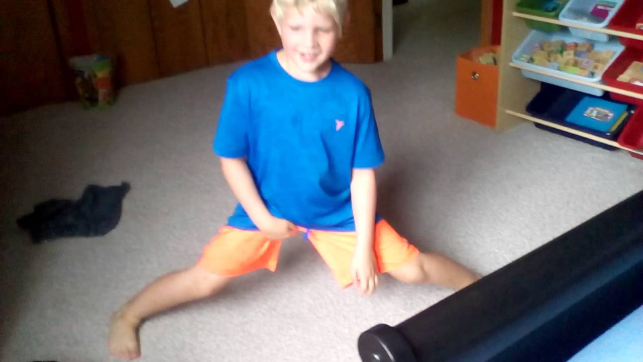 Kid doing splits - YouTube