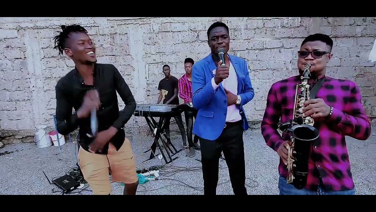 Saviour bee sing for the first time with the saxophone player 😯🙌 ...