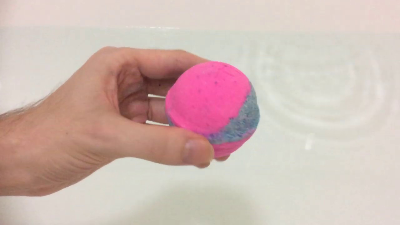 Blue raspberry slushie bath bomb from twisted fizzers - YouTube