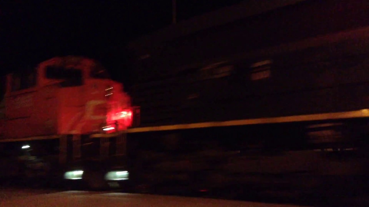 CN 588:SB avec CN 8869 & DPU BCOL 4649 & CN 2158 a Desbiens/Qc 24 mai ...